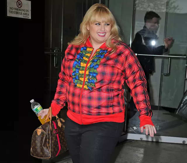 Rebel Wilson yn cario Bag Cyflym Monogram Louis Vuitton Mon yn NYC (5)