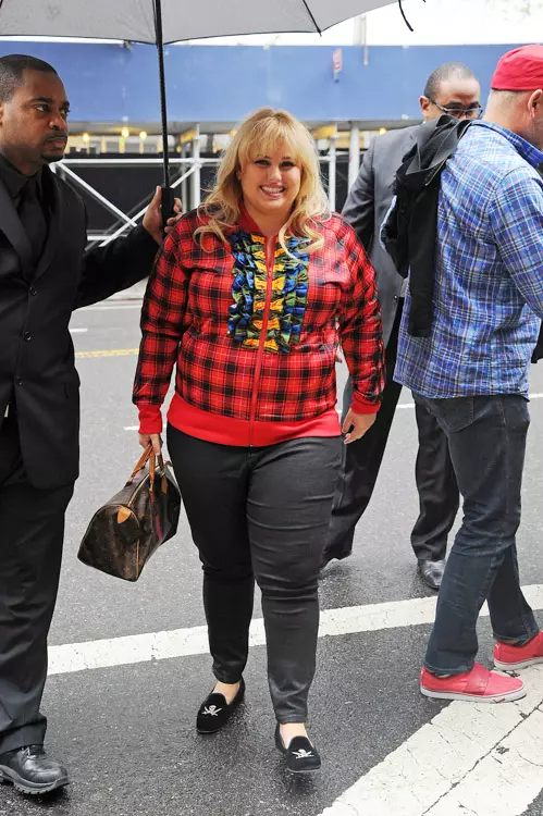 Rebel Wilson yn cario Bag Cyflym Monogram Louis Vuitton Mon yn NYC (1)