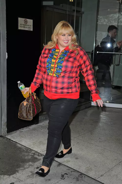 Rebel Wilson amebeba begi la Louis Vuitton Mon Monogram Speedy huko NYC (3)