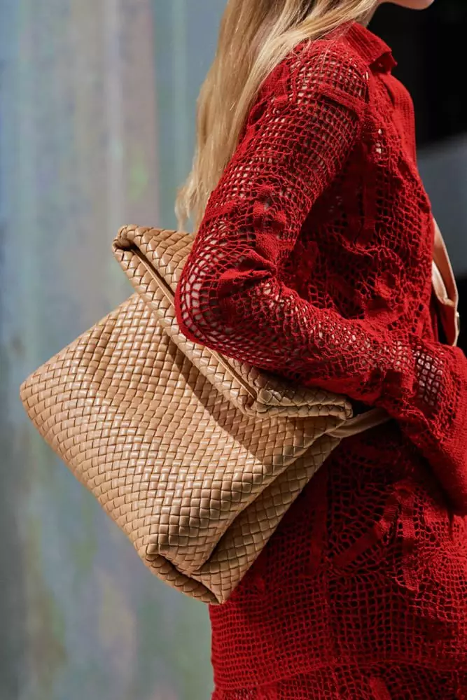 Unha ollada ás bolsas de outono 2020 de Bottega Veneta 1031_7