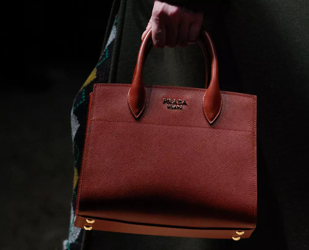 Gilusad ni Prada ang Duha ka Dagkong Bag-ong Bag sa Its Fall 2016 Runway ug Anaa Na Kini Karon 10526_1