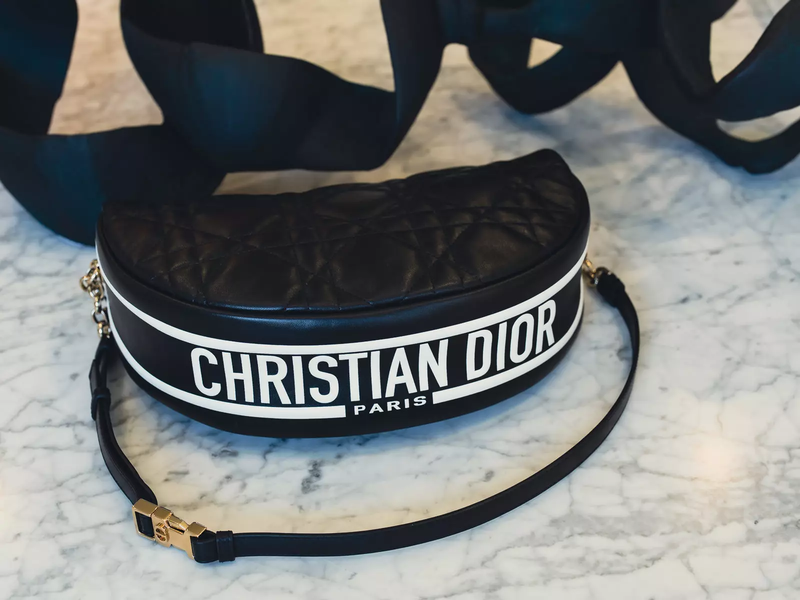 Παρουσιάζουμε τη μοντέρνα και σπορ τσάντα Dior Vibe Hobo 105_8