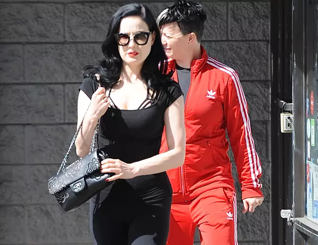 Dita Von Teese na-ahọrọ akpa Chanel Mgbe mgbatị ya gasịrị 10613_1