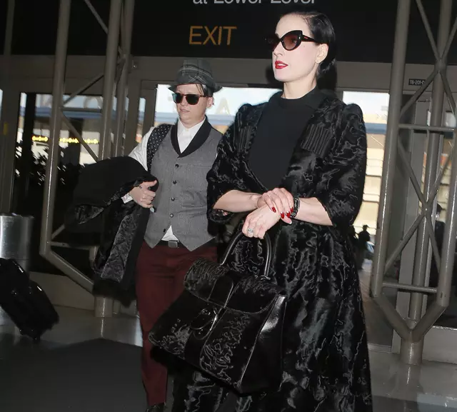 Dita Von Teese Delvaux szőrtáskával távozik Los Angeles-ből 10614_1