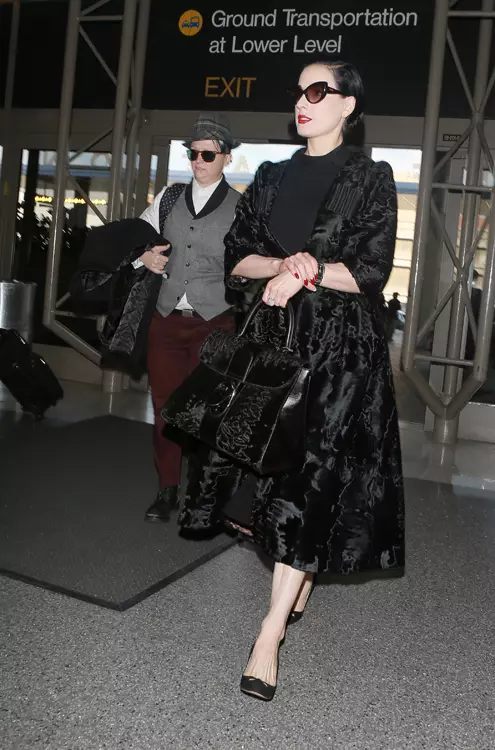 Dita Von Teese Delvaux szőrtáskával távozik Los Angeles-ből 10614_2