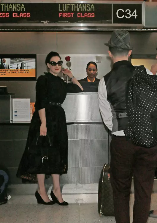 Dita Von Teese Delvaux szőrtáskával távozik Los Angeles-ből 10614_4