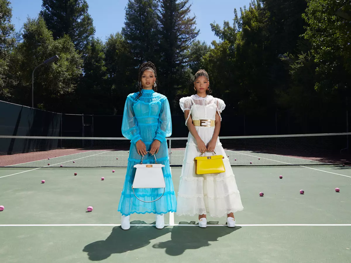 Chloe x Halle är de nyaste ansiktena i Fendis MeAndMyPeekaboo-serie 1109_1