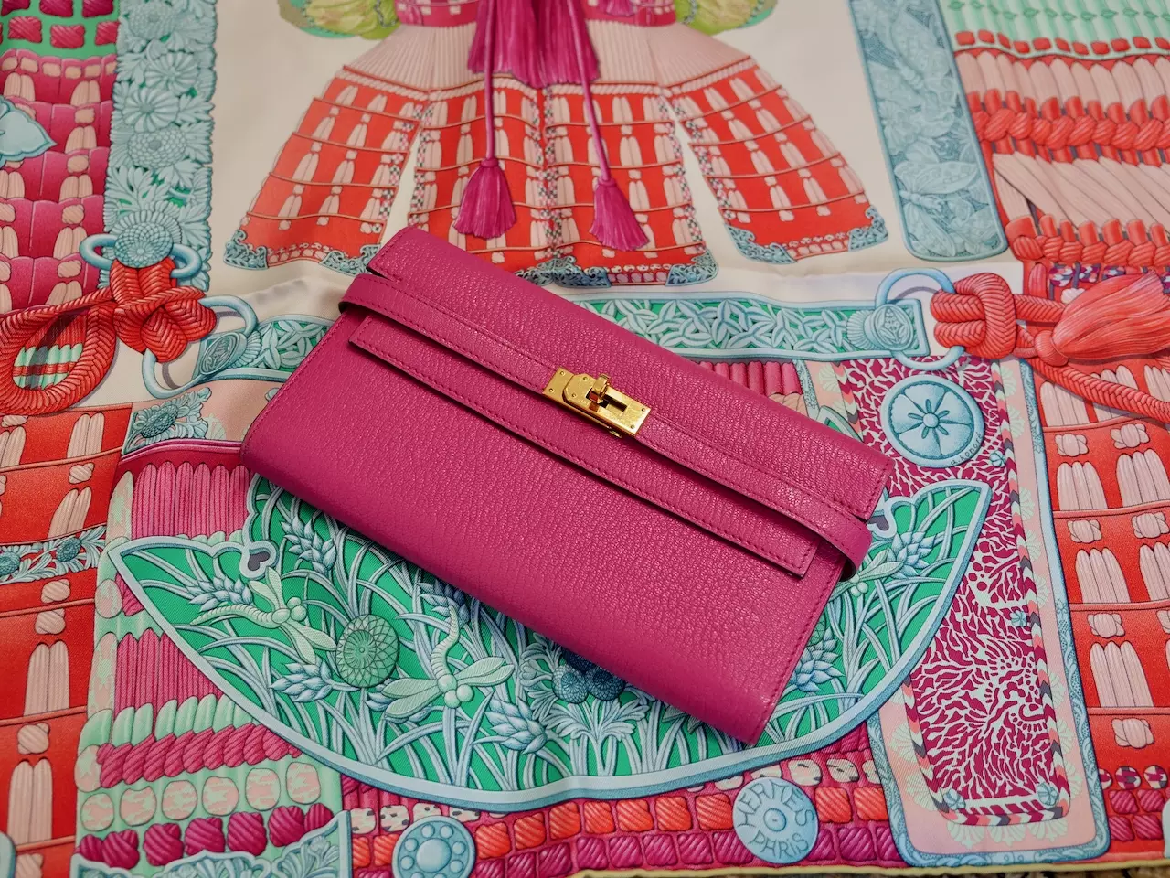 Kini nga Rose Shocking Wallet sa Chevre nahimo nga usa ka gamay nga gilaraw sa paglabay sa panahon. Litrato pinaagi sa @The_Notorious_Pink