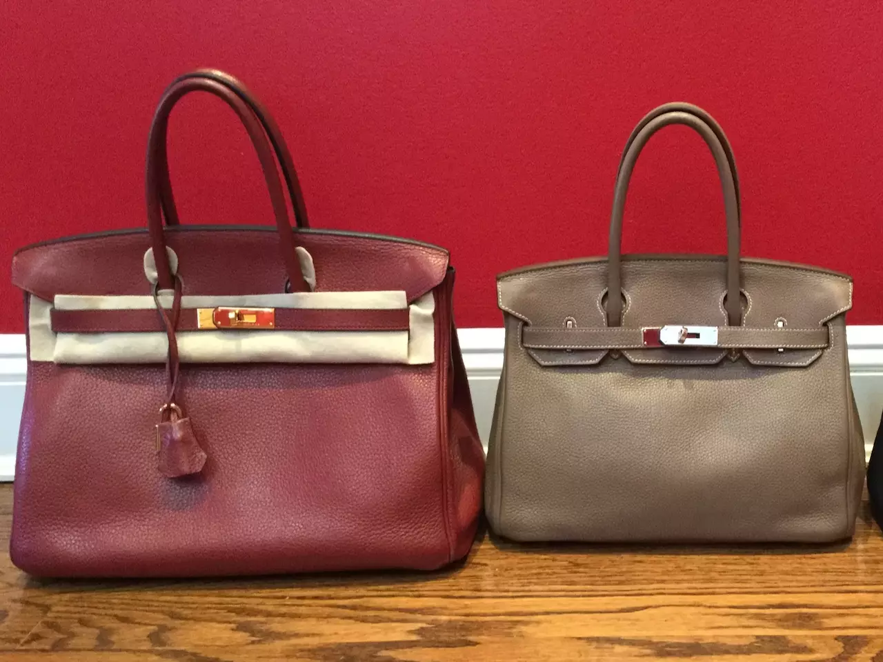 Koń pociągowy 35 cm Clemence Birkin w kolorze Rouge H i 30 cm Togo Birkin w Etoupe. Clemence był często używany przez 4 lata, a mniejszy Togo był używany przez 6 lat. Oba stały się podobnie leniwe: nie zapychaj toreb. Zdjęcie przez @The_Notorious_Pink