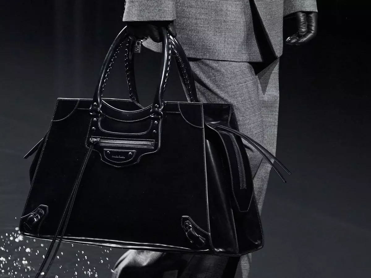 Iepazīstinām ar Balenciaga Neo Classic somu