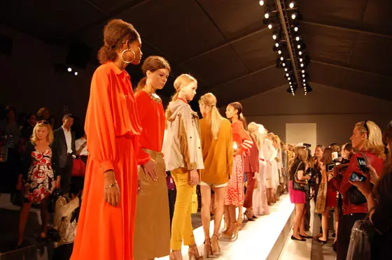 Tory Burch Pranverë 2011: Plotësisht dhe plotësisht e veshur 11521_1