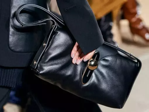 Proenza Schouler Padded Latch Bag bilan tanishtirish