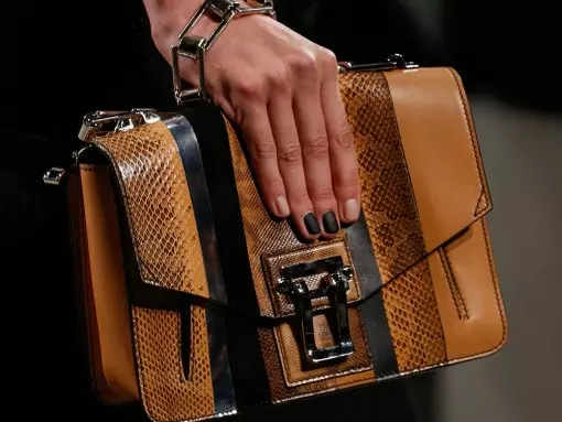 Echa un vistazo al nuevo bolso de hombro de Proenza Schouler, directamente de la pasarela de primavera de 2016