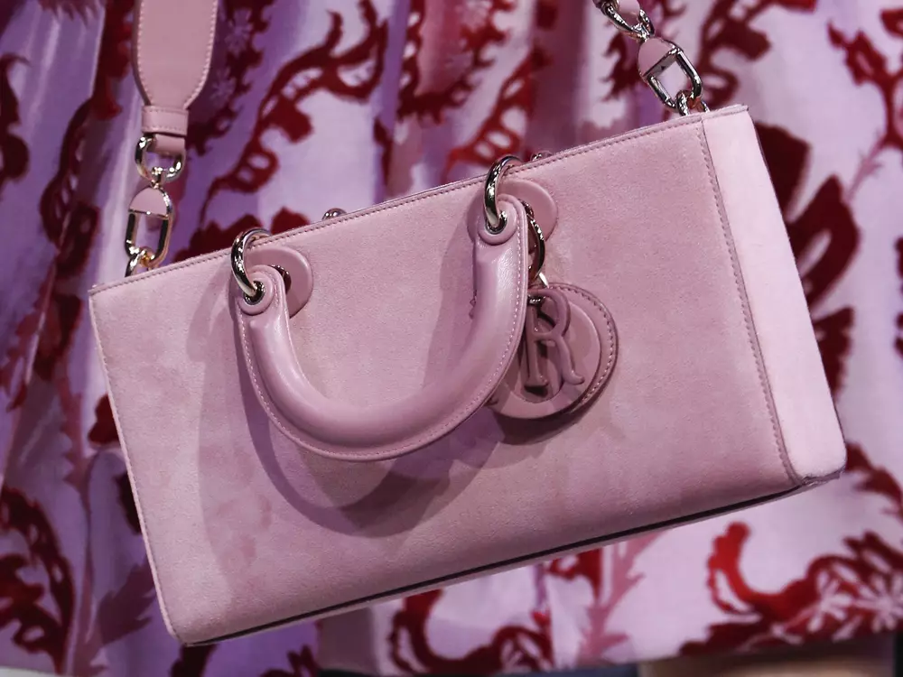 Dior va amb una Lady Dior a la gatzoneta i bosses inspirades en l'embalatge per a la tardor de 2016