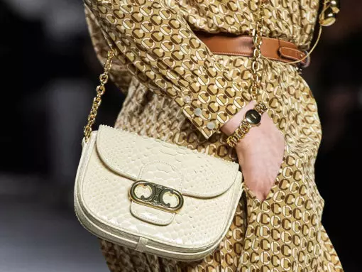 Kanggo Tas Spring 2020 Celine, Hedi Slimane Fokus ing Logo Triomphe