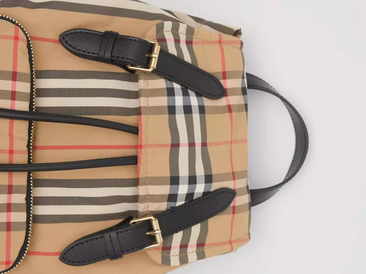 Burberry Festas la Teran Tagon Kun Daŭrige Intensa Kolekto