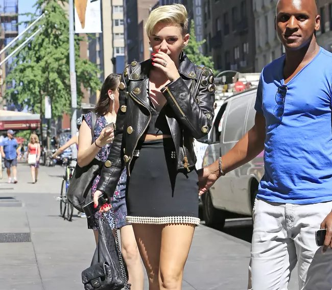 D'Miley Cyrus huet e schwaarze Chanel Rucksak zu NYC (5)