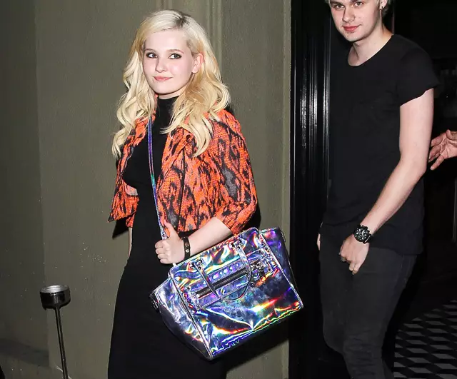 Abigail Breslin nosi Milly Holographic Demi Tote na večerjo v LA (5)