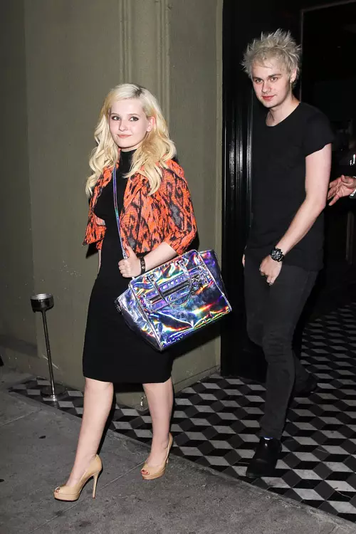 Abigail Breslin pote yon Milly Holographic Demi Tote pou dine nan LA (2)