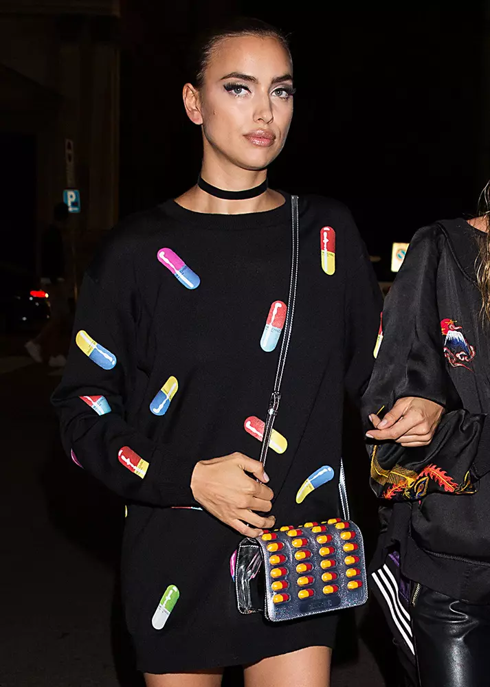 irina-shayk-moschino-pill-kott