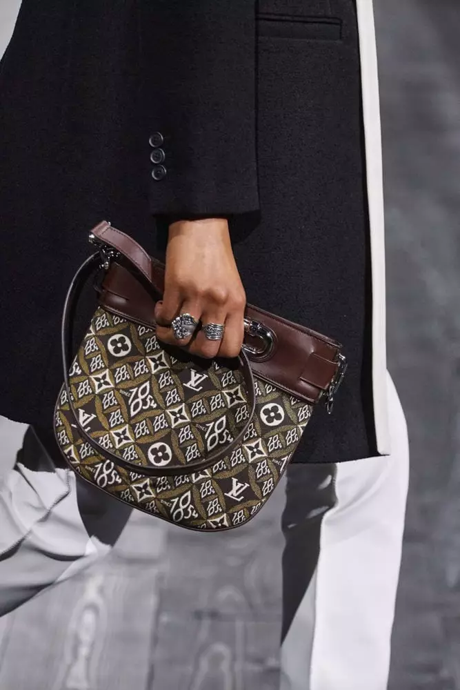 Mifuko Mipya ya Monogram Inaiba Onyesho kwenye Maonyesho ya Runway ya Louis Vuitton 2020 1384_15