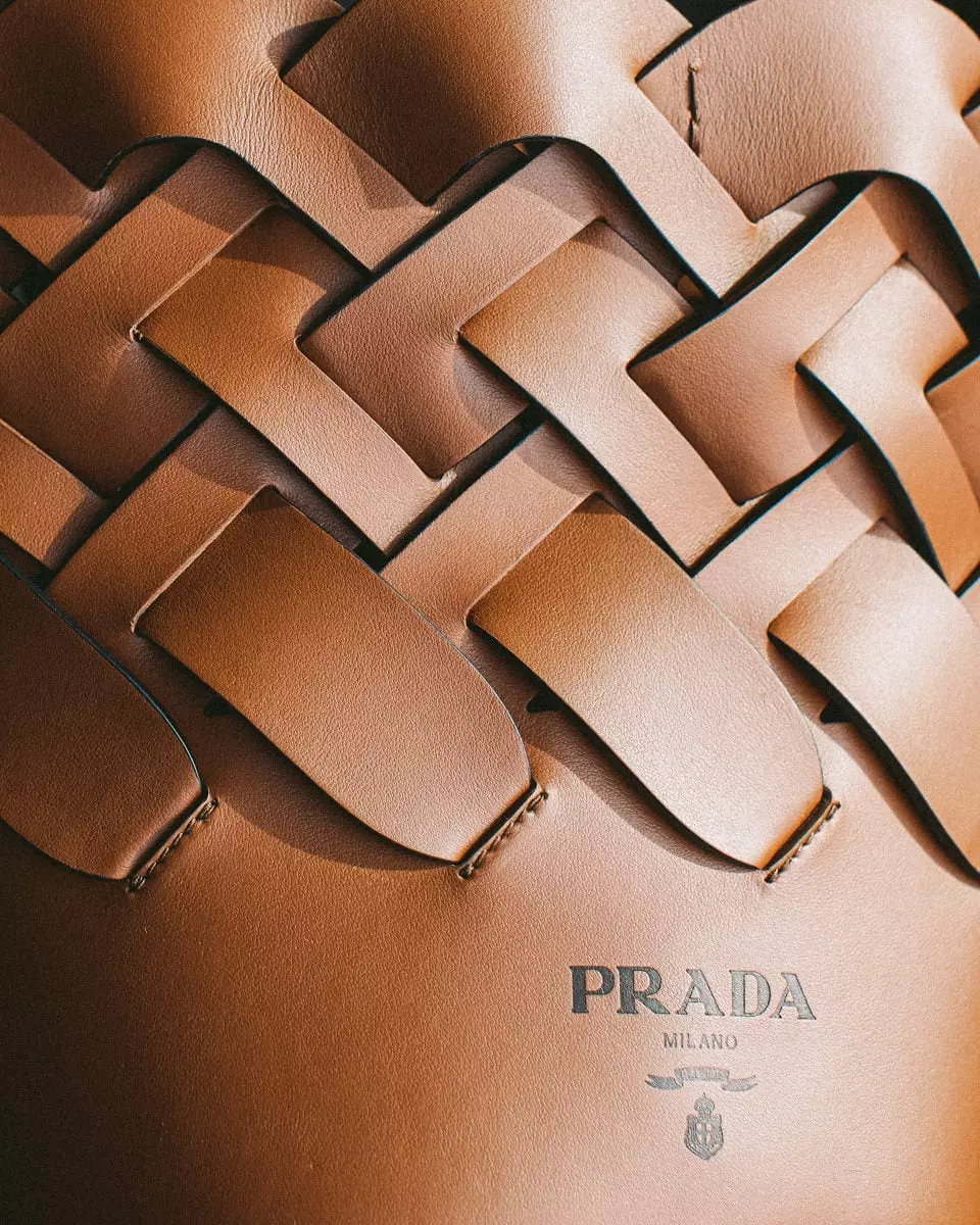 Prada 的新款编织图案手袋提供完美的经典风格 1386_11