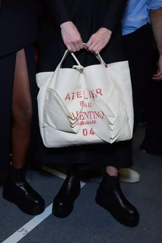 Valentino apresenta uma nova estética com suas bolsas de outono 2020 1390_18