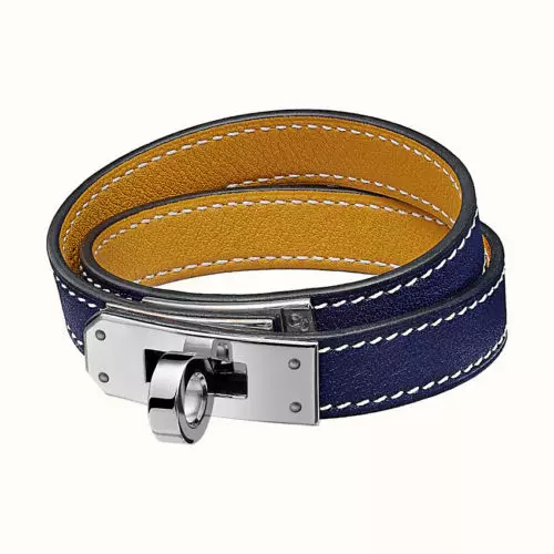 Kelly Double Tour-armband in blauw encre/ambre. Foto met dank aan Hermes.com