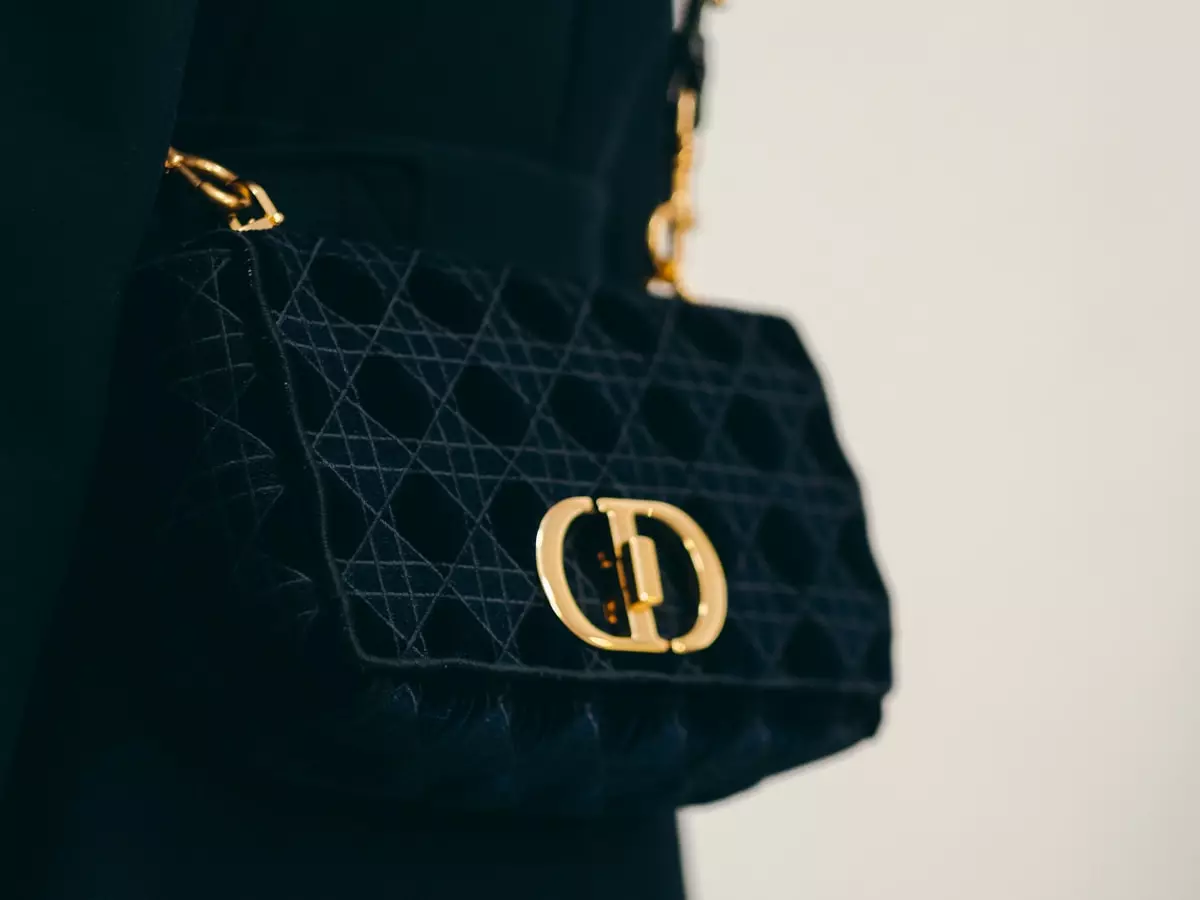 Uma olhada nos bastidores das bolsas de outono 2020 da Dior