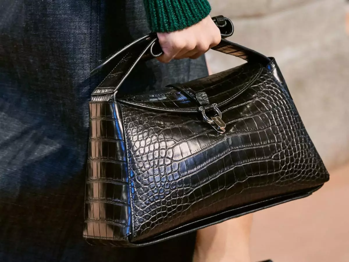 Na Ferragamo, é tudo sobre silhuetas elegantes e estruturadas para o outono de 2020