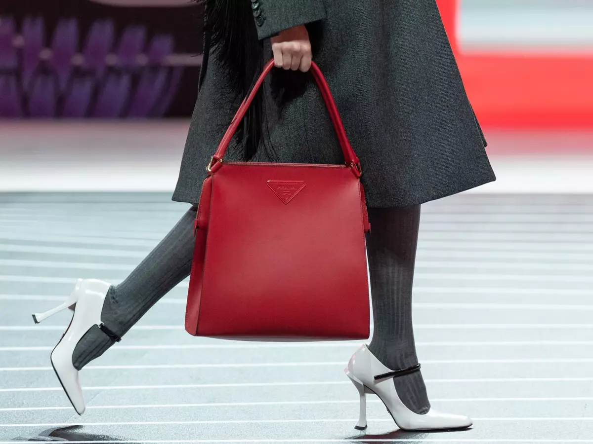 Para o outono de 2020, a Prada procura inspiração em seu arquivo