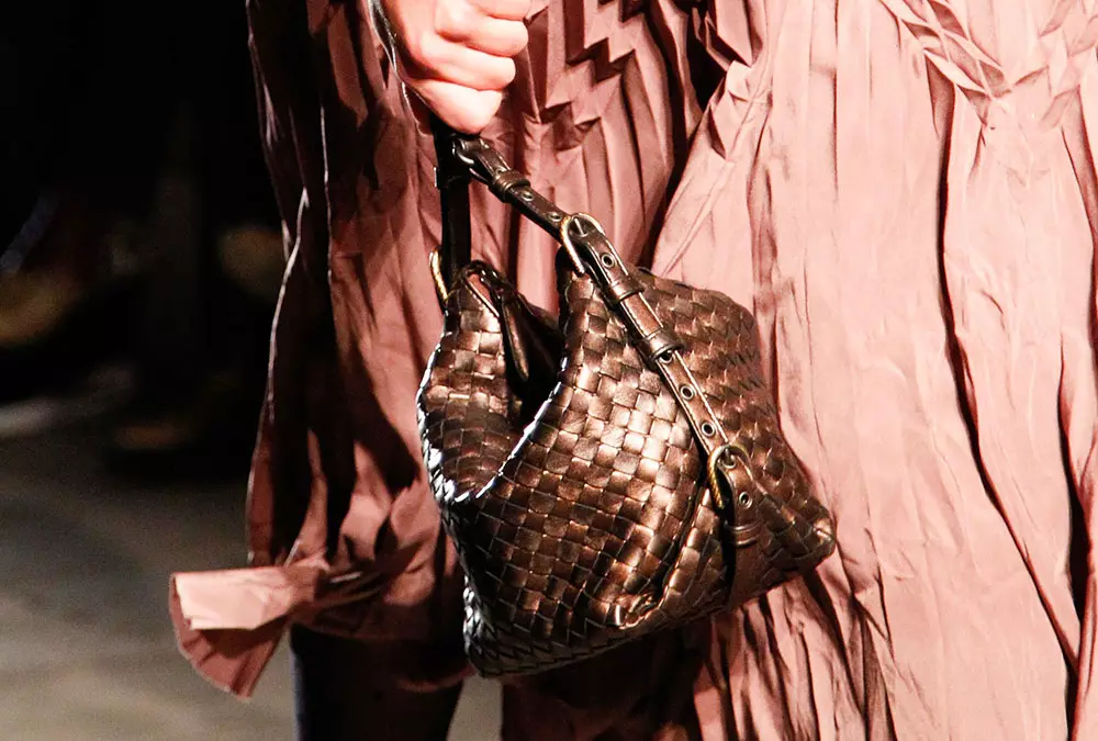 Bottega Veneta Delights sa Ultra-Luxe Fall 2017 Runway Bags para sa Parehong Lalaki at Babae 14118_18