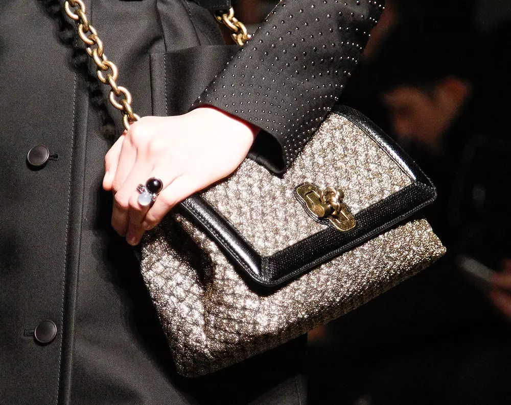 Bottega Veneta Delights with Ultra-Luxe Fall 2017 Runway Bags ٻنهي مردن ۽ عورتن لاءِ 14118_22