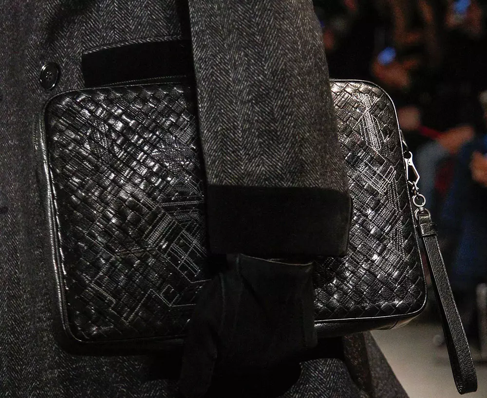 Bottega Veneta Delights sa Ultra-Luxe Fall 2017 Runway Bags para sa Parehong Lalaki at Babae 14118_27