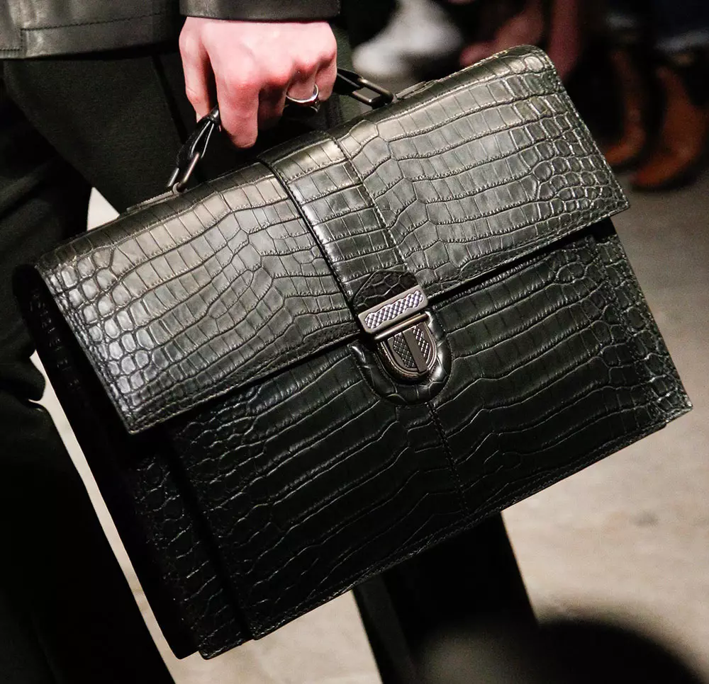 Bottega Veneta Delights sa Ultra-Luxe Fall 2017 Runway Bags para sa Parehong Lalaki at Babae 14118_38