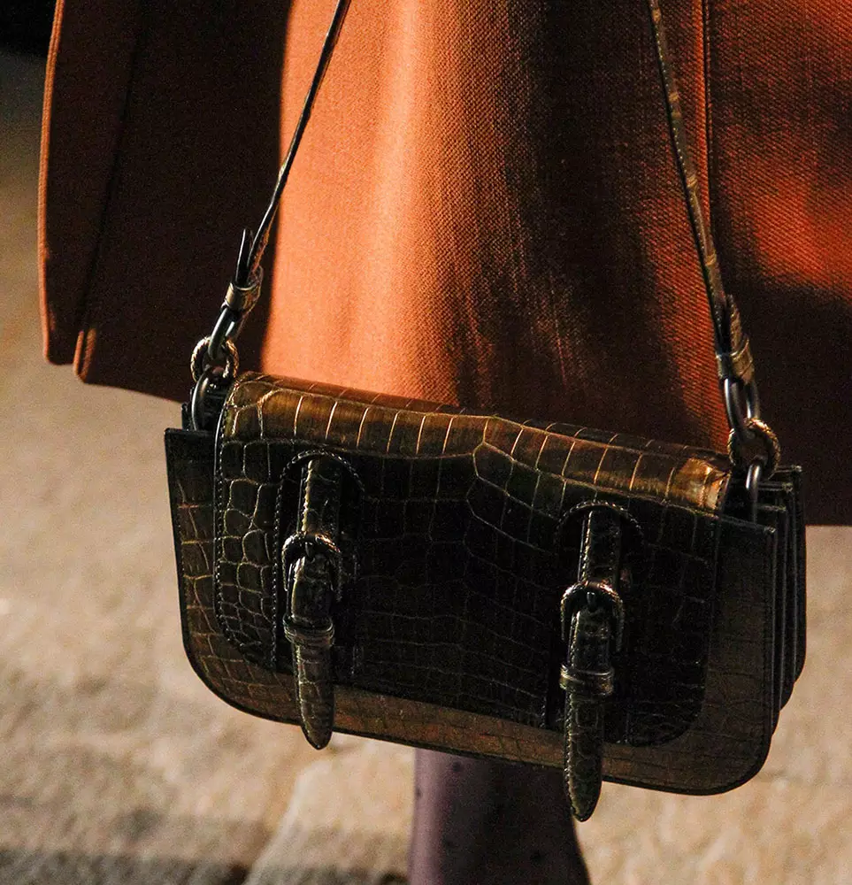 Bottega Veneta Delights sa Ultra-Luxe Fall 2017 Runway Bags para sa Parehong Lalaki at Babae 14118_40