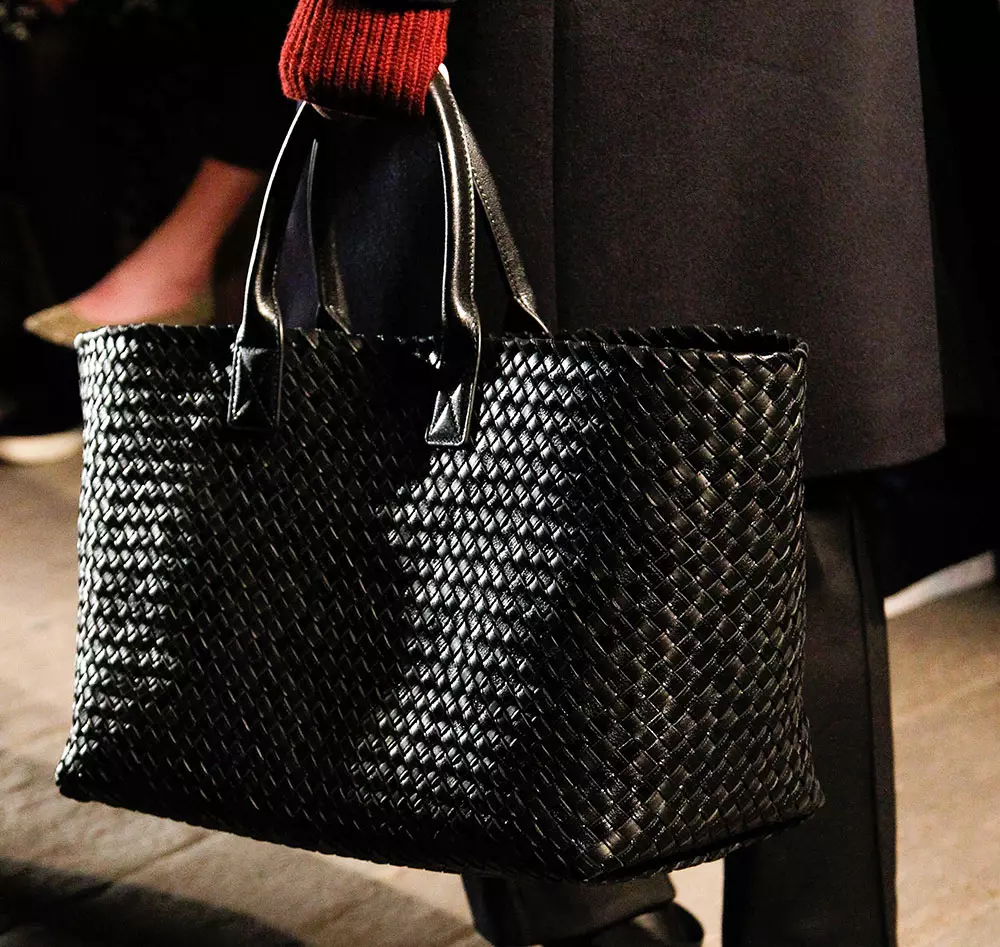 Bottega Veneta Delights sa Ultra-Luxe Fall 2017 Runway Bags para sa Parehong Lalaki at Babae 14118_42