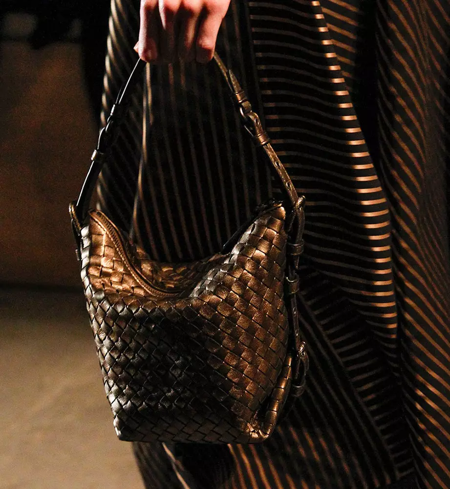 Bottega Veneta Delights sa Ultra-Luxe Fall 2017 Runway Bags para sa Parehong Lalaki at Babae 14118_7