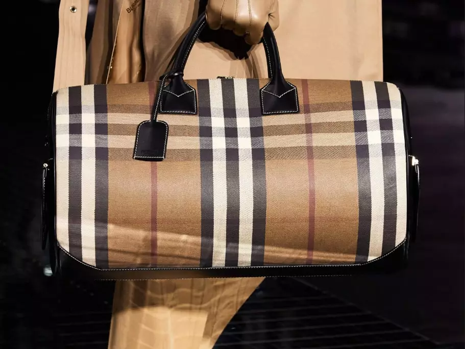 O Lau Va'aiga Muamua i ato fou a Riccardo Tisci mo Burberry