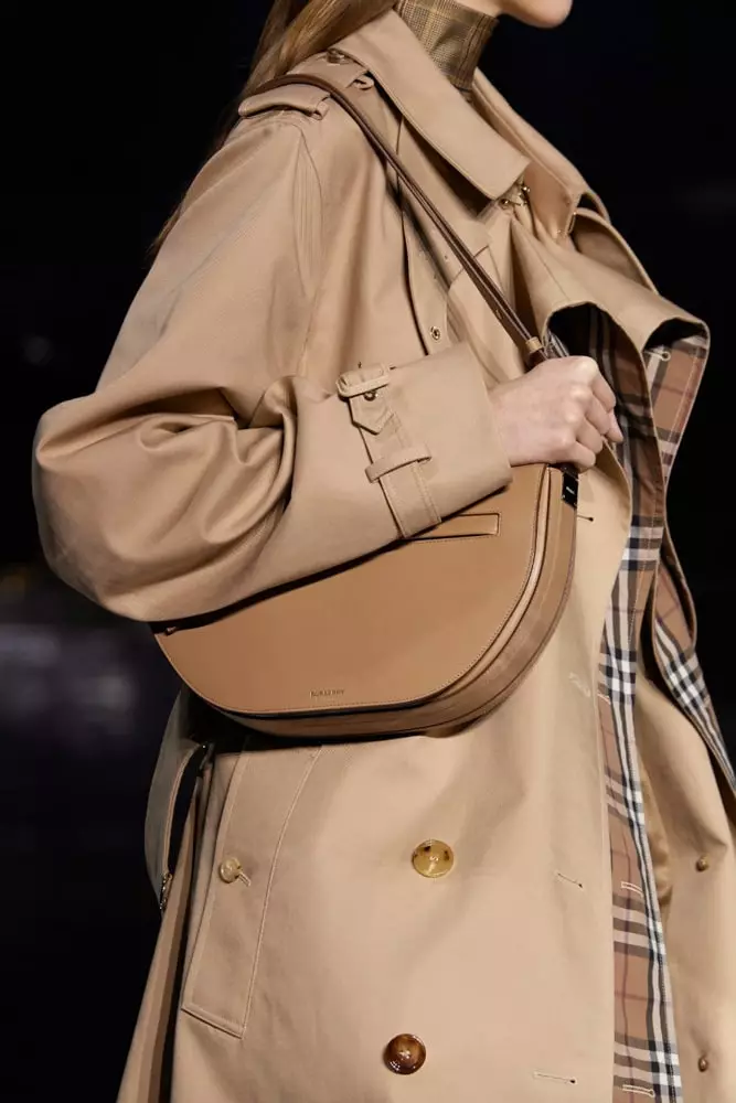 توهان جي پهرين نظر Riccardo Tisci جي تازي بيگز تي Burberry لاء 1419_11