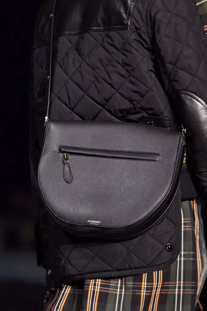 Ang Iyong Unang Pagtingin sa Mga Pinakabagong Bag ni Riccardo Tisci para sa Burberry 1419_17