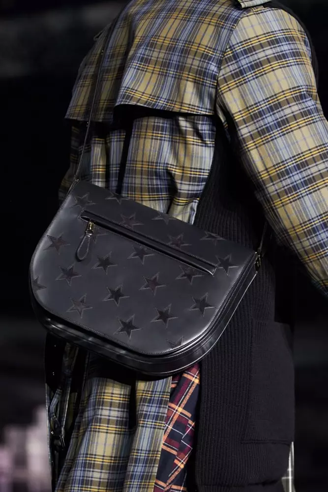 Ang Iyong Unang Pagtingin sa Mga Pinakabagong Bag ni Riccardo Tisci para sa Burberry 1419_18