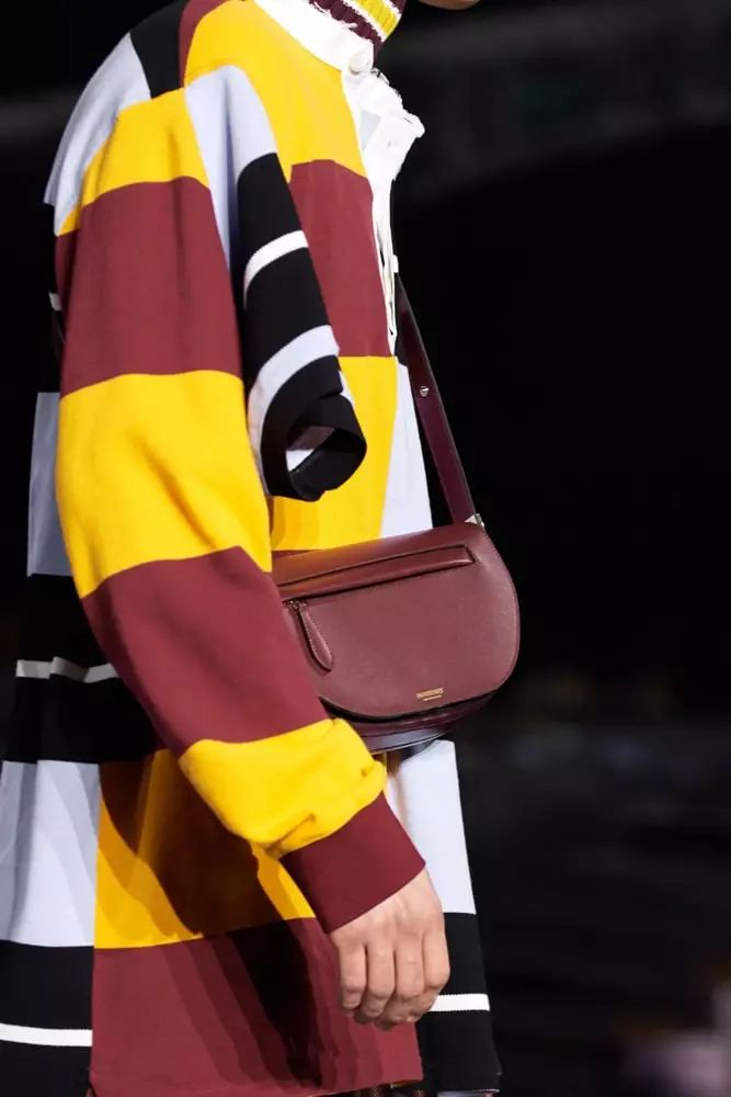 توهان جي پهرين نظر Riccardo Tisci جي تازي بيگز تي Burberry لاء 1419_19