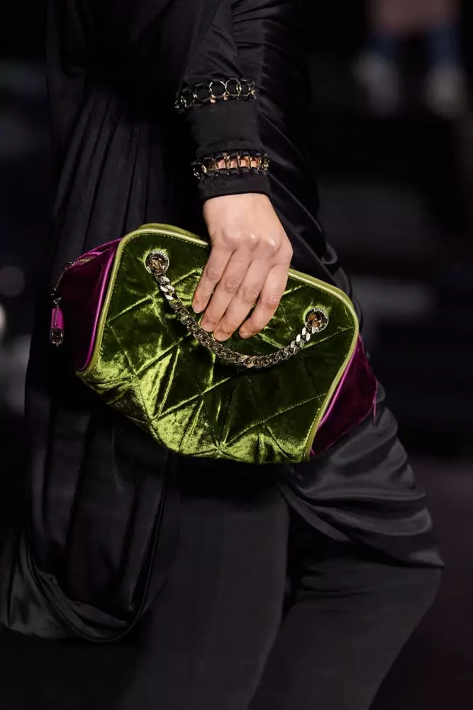 Ang Iyong Unang Pagtingin sa Mga Pinakabagong Bag ni Riccardo Tisci para sa Burberry 1419_23