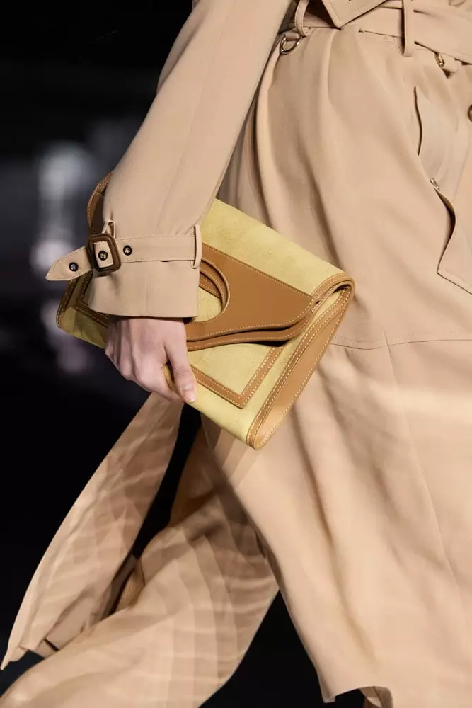 Ang Iyong Unang Pagtingin sa Mga Pinakabagong Bag ni Riccardo Tisci para sa Burberry 1419_26