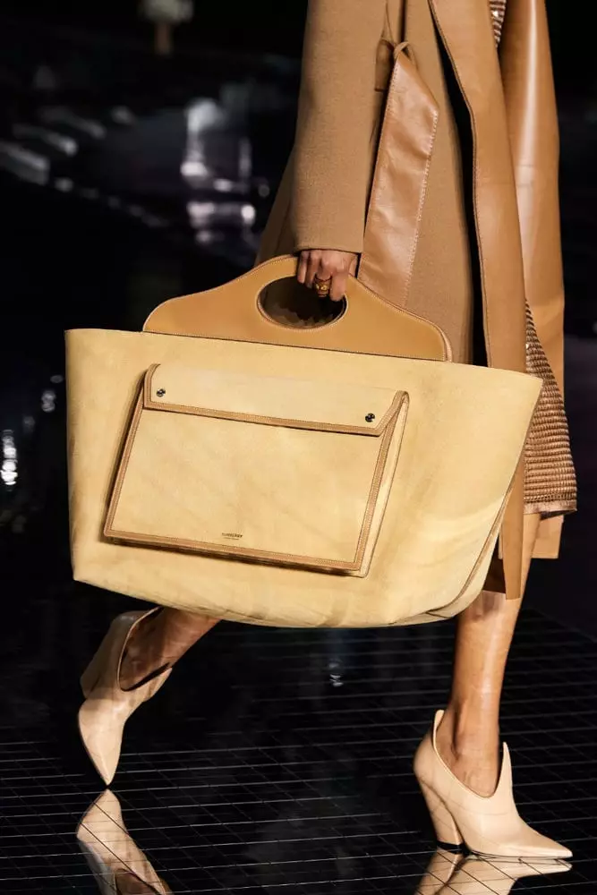 Ang Iyong Unang Pagtingin sa Mga Pinakabagong Bag ni Riccardo Tisci para sa Burberry 1419_3