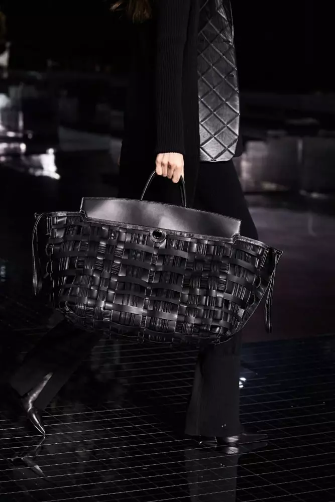 Ang Iyong Unang Pagtingin sa Mga Pinakabagong Bag ni Riccardo Tisci para sa Burberry 1419_4