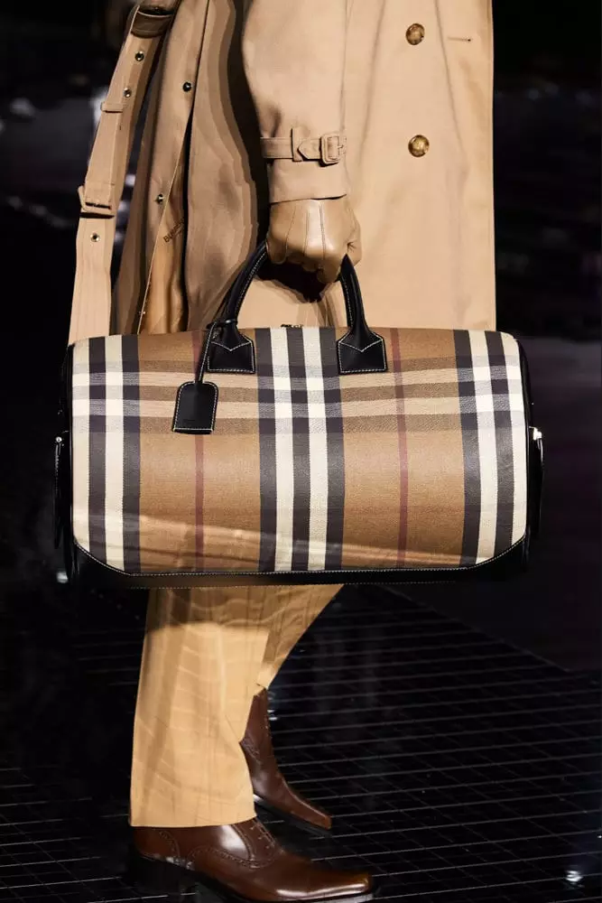 Ang Iyong Unang Pagtingin sa Mga Pinakabagong Bag ni Riccardo Tisci para sa Burberry 1419_5