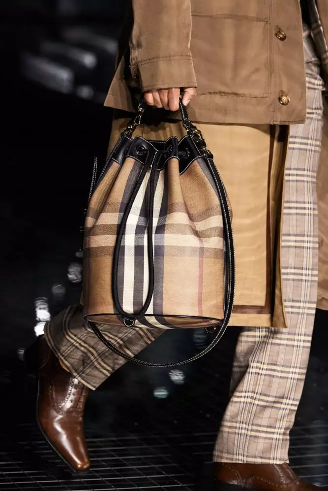 توهان جي پهرين نظر Riccardo Tisci جي تازي بيگز تي Burberry لاء 1419_6