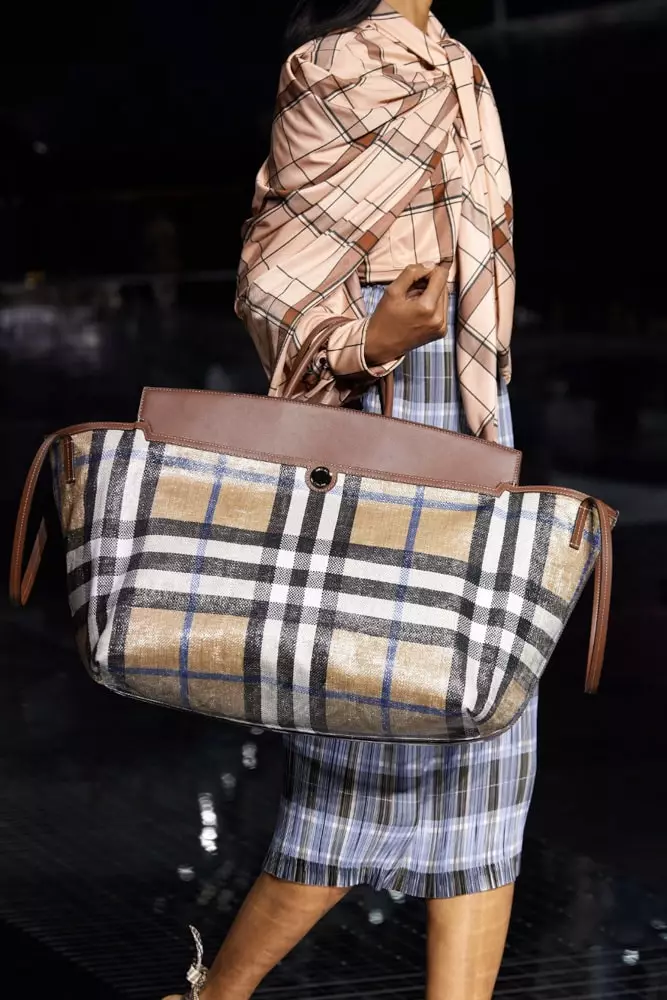 توهان جي پهرين نظر Riccardo Tisci جي تازي بيگز تي Burberry لاء 1419_8